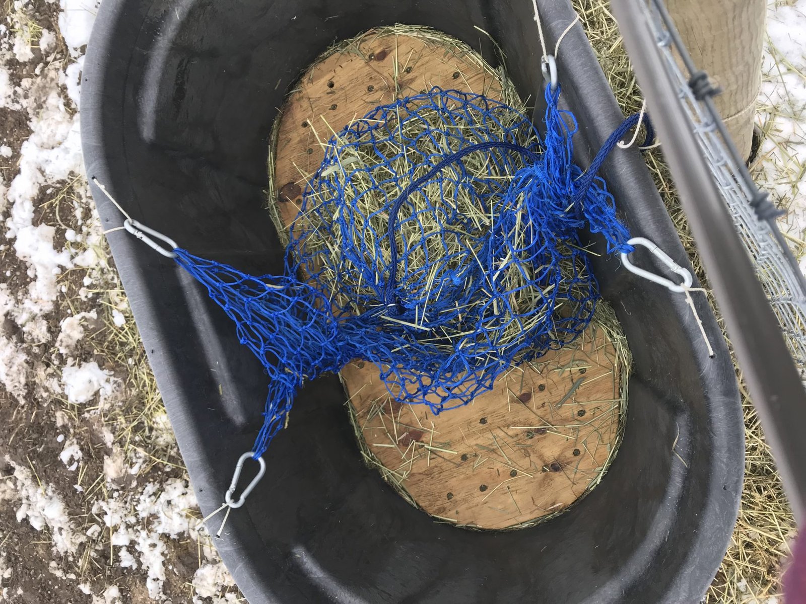 DIY Pasture Hay Feeders - Stampy and the Brain